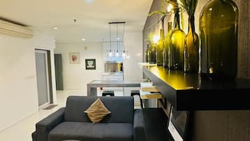 Quarto Duplo Superior, varanda, Vista para a cidade | Sala de estar | Televisor de 42 polegadas com canais por cabo