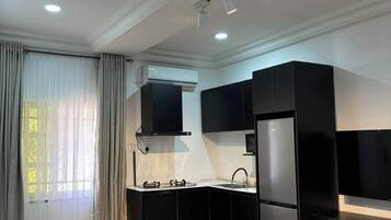 Apartamento Económico, varanda, Vista para a cidade | 2 quartos, cofre com capacidade para portátil, secretária