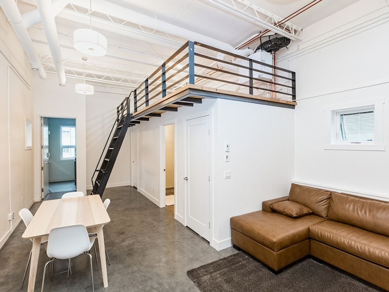 Modern Loft Haven | Bbq, Sleeps 6 | - Alberta