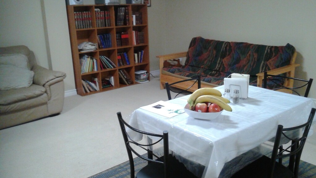 Saras Place - Strictly Kosher Home\nbeautiful Basement Apartment\n - 마크험