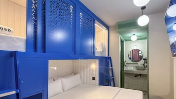 Quarto, banheiro privativo (with Double + Bunk Beds) | Wi-Fi de cortesia