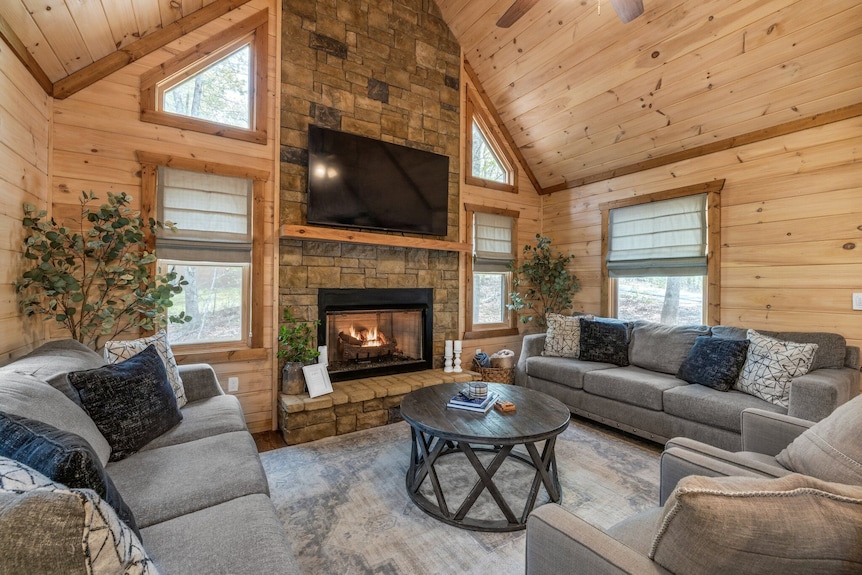 Large Family Getaway Cabin W/hot Tub + Game Room - Minutes To Blue Ridge - Blue Ridge, GA