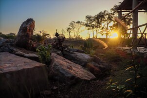 Quarto quádruplo conforto, vista para a piscina | Área de estar