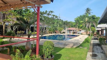 Piscina externa, funciona das 6h às 22h, barracas de cortesia