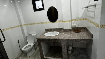 Quarto casal standard, vista para a piscina | Banheiro | Chuveiro, toalhas de banho, sabonete, shampoo