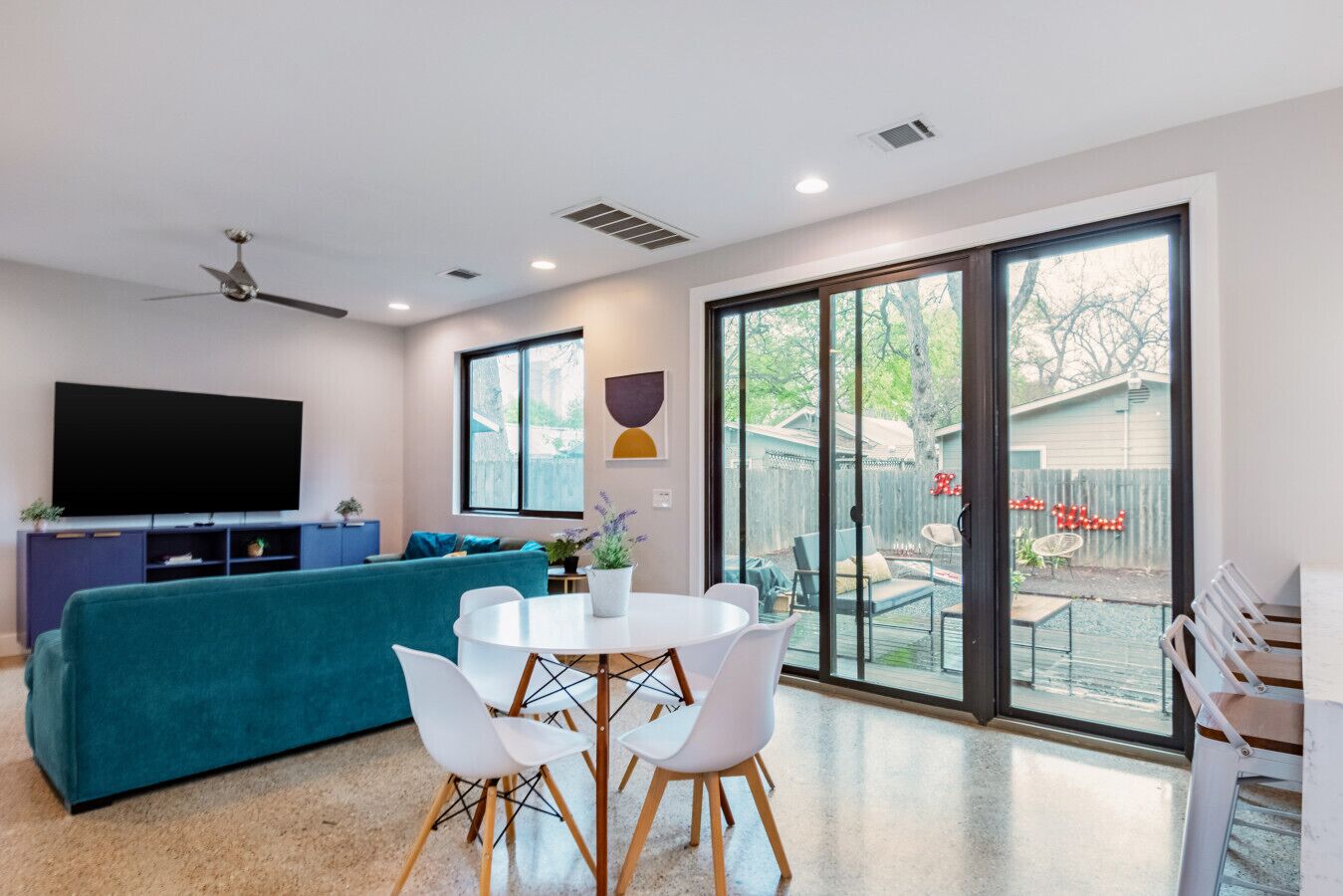 Huge 5br Compound! Walk To Downtown & Rainey St. - Austin, TX