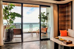 Suite Sea View with Children Themed Room | Área de estar | TV LCD