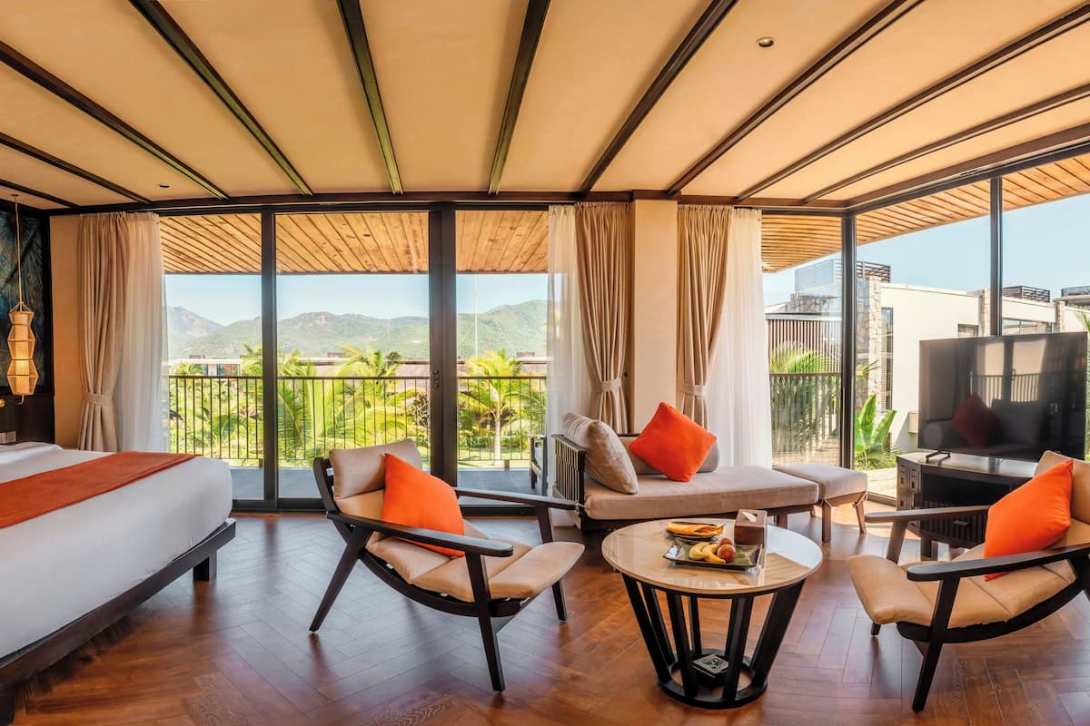 Villa Deluxe, vista para o jardim | Minibar com produtos grátis, cofre no quarto, secretária