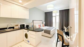 Estúdio Comfort, varanda, Vista para a cidade | Secretária adequada para computadores portáteis, ferro/tábua de engomar