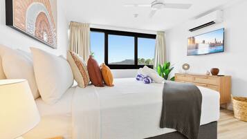 Apartamento luxo, sacada, vista para o oceano | Cofres nos quartos, ferros/tábuas de passar roupa, Wi-Fi de cortesia