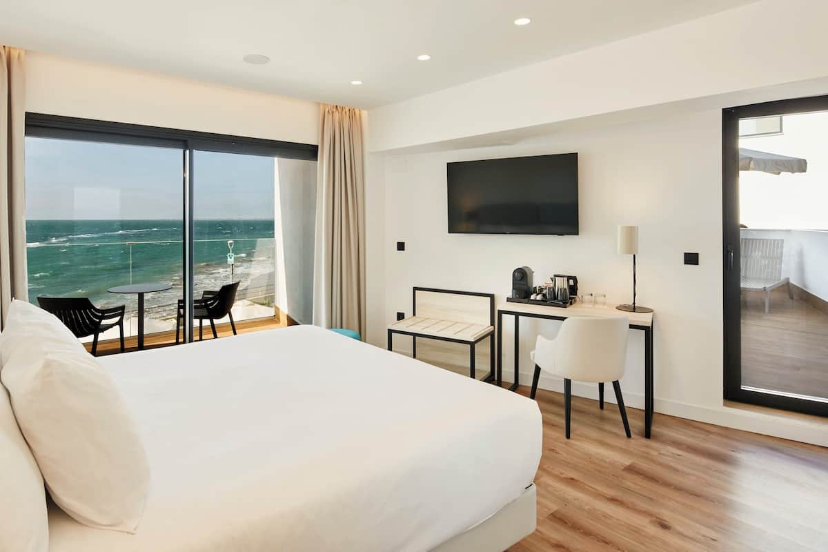 Quarto Deluxe, 1 cama queen-size, vista para o mar (Superior Premium Side Sea View) | Minibar, cofre no quarto, secretária, Wi-fi grátis