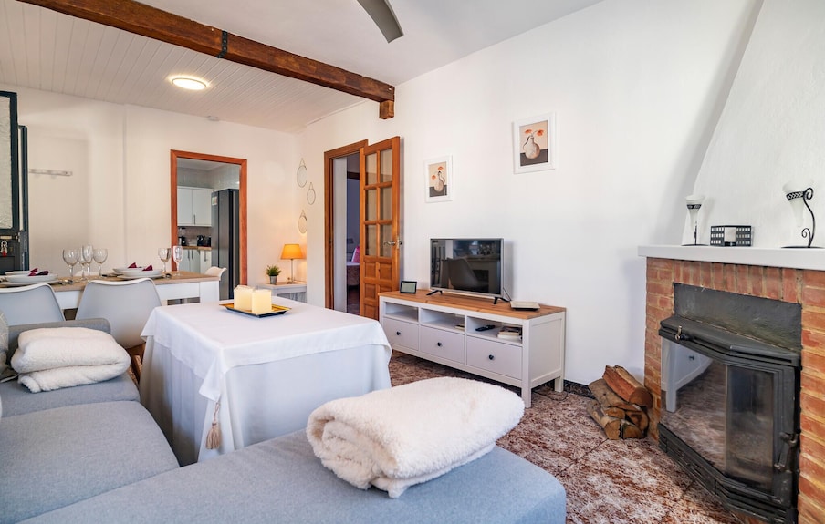 Lovely Home In Guaro With Wifi - コイン