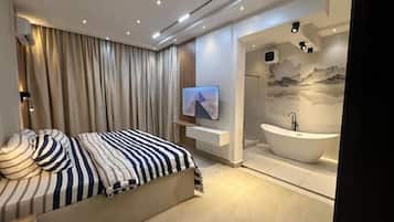 Apartamento Económico, varanda, Vista para a cidade | 2 quartos, cofre com capacidade para portátil, secretária