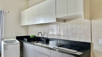 Apartamento | Cozinha privada | Geladeira, micro-ondas, fogão, cooktop