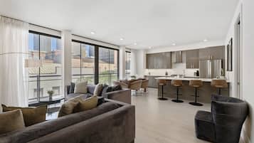 Apartamento família, 3 quartos, sacada | Área de estar | TV LED 55 polegadas com canais a cabo
