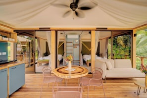 Suíte estúdio família, 2 camas Queen, para não fumantes, terraço | 1 quarto, roupas de cama premium, cortinas blackout, Wi-Fi de cortesia