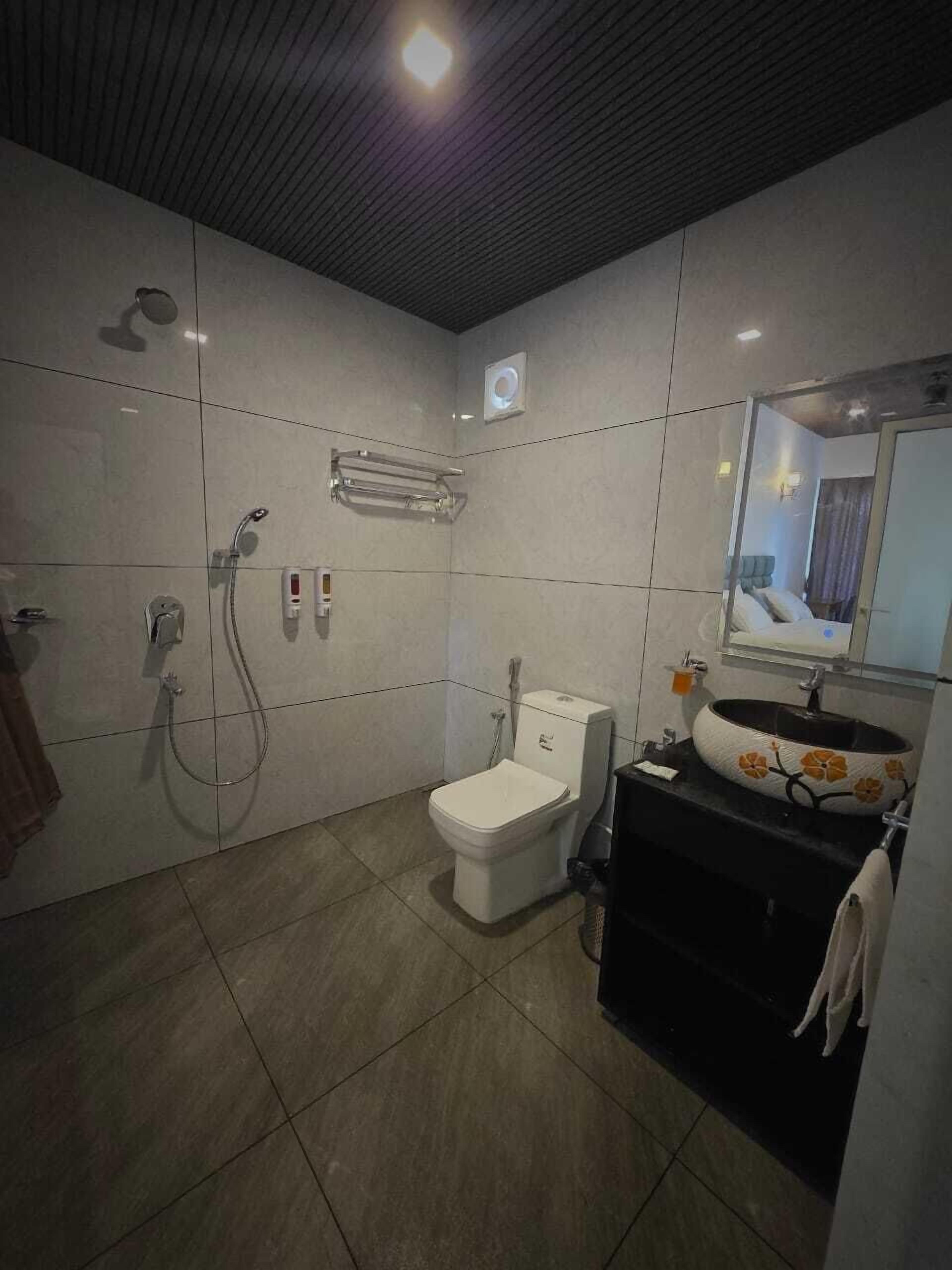 Quarto Duplo de Luxo, varanda, vista para o jardim | Casa de banho