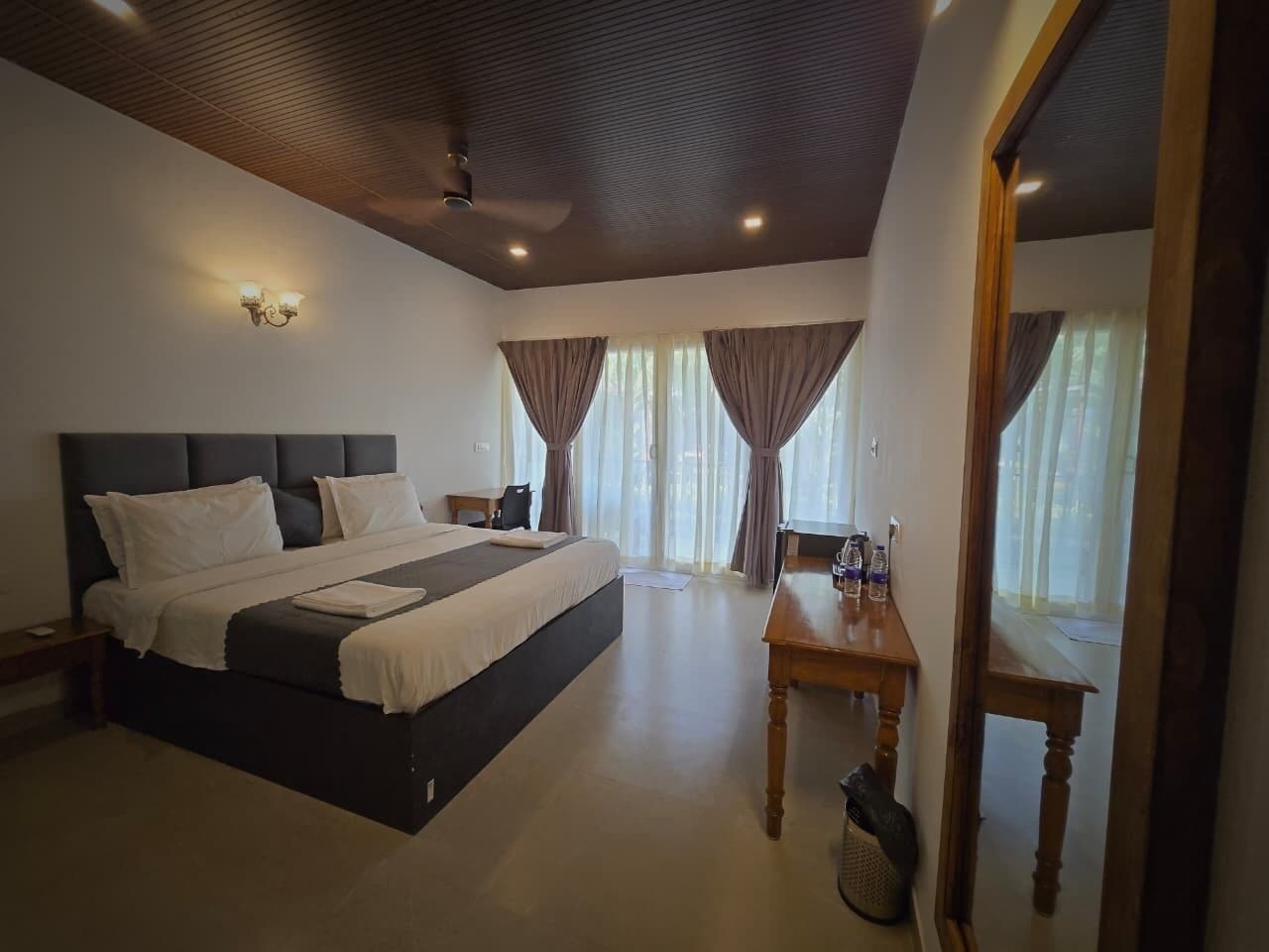 Quarto Duplo de Luxo, varanda, vista para o jardim | Roupa de alta qualidade, edredões de penas, camas de colchão pillowtop 