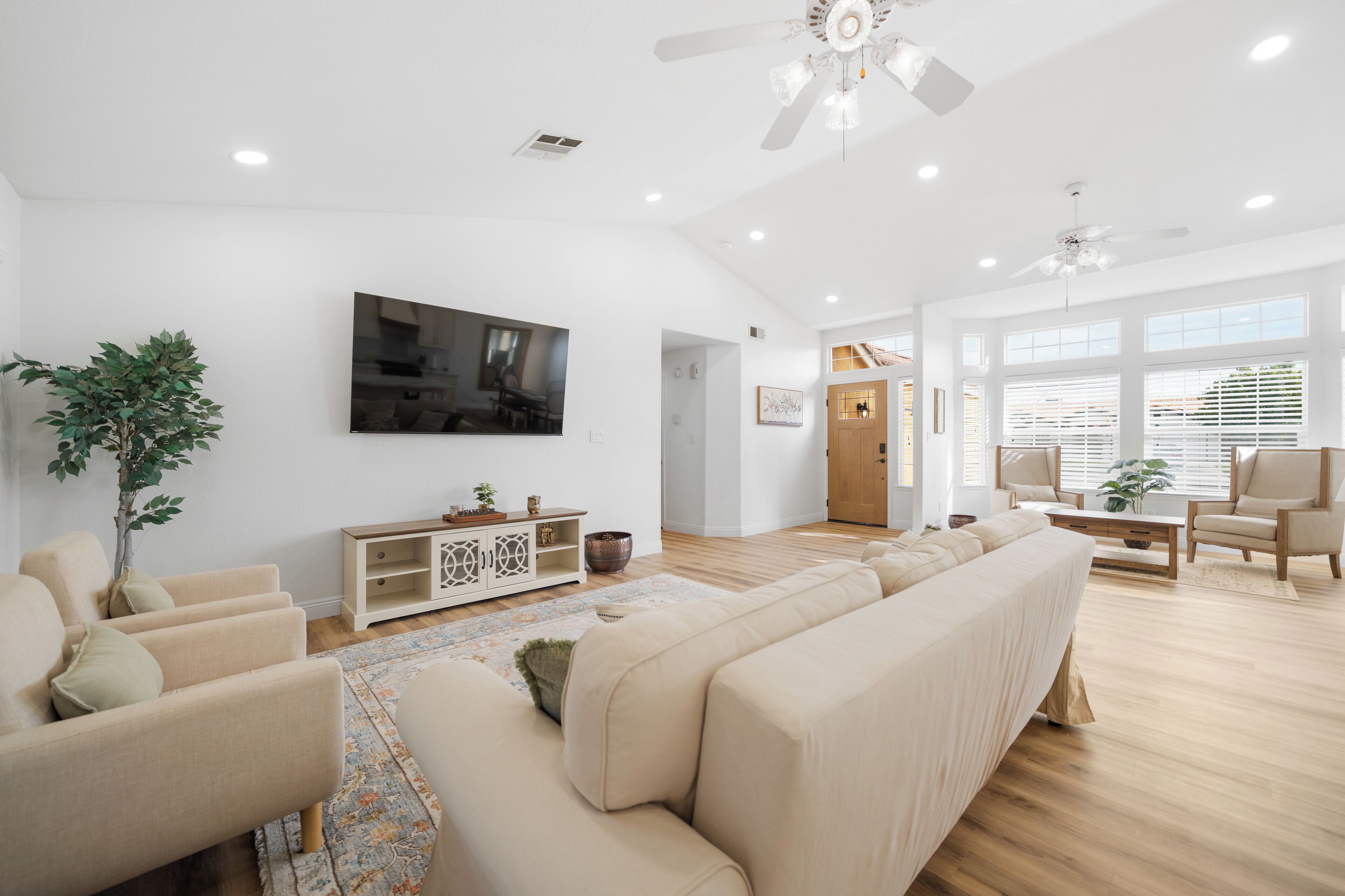 Nw Gem! Modern 4br Home:cozy Elegance, Near Parks, Dining & Easy Freeway Access\n - Bakersfield, CA