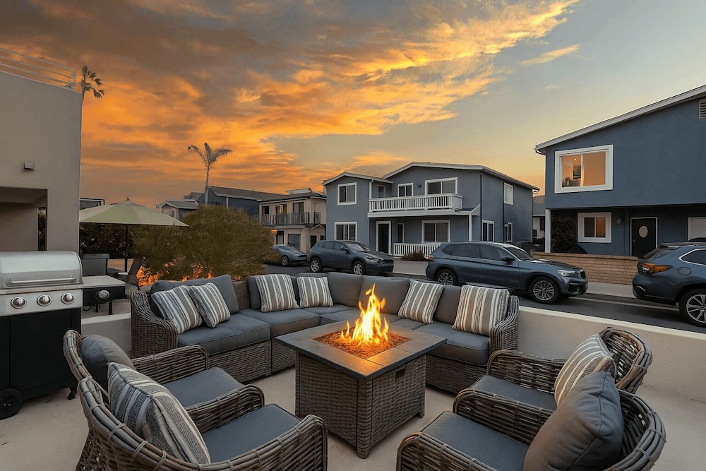Sandy By Avantstay Oceanview, Steps To Beach Patio W/ Fire Pit + Dining Area - Huntington Beach, CA