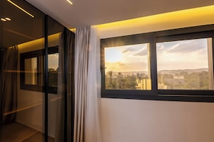 Frigobar, cofres nos quartos, quartos à prova de som, berços grátis