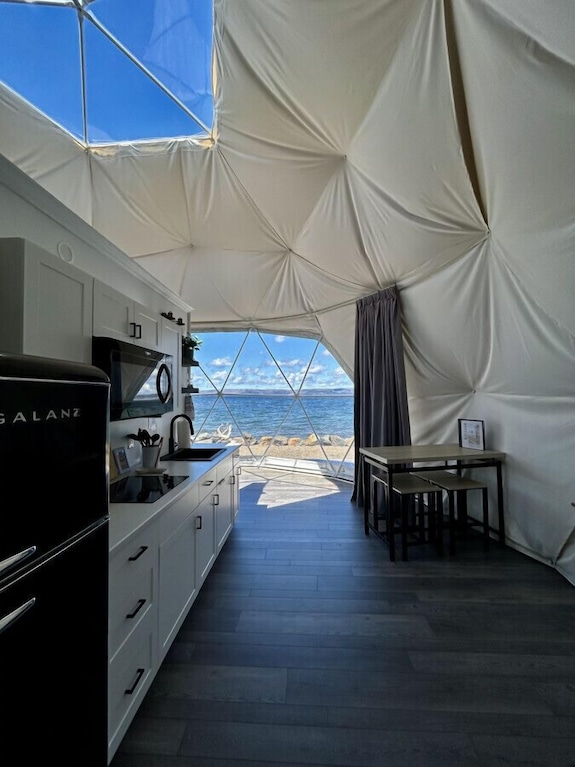 Dome 2 · Luxury Lakeside Dome With Hot Tub - Cape Breton Island