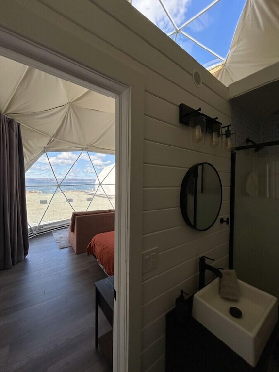 Dome 4 · Lakeside Luxury Dome Experience With Hot Tub - Nova Scotia