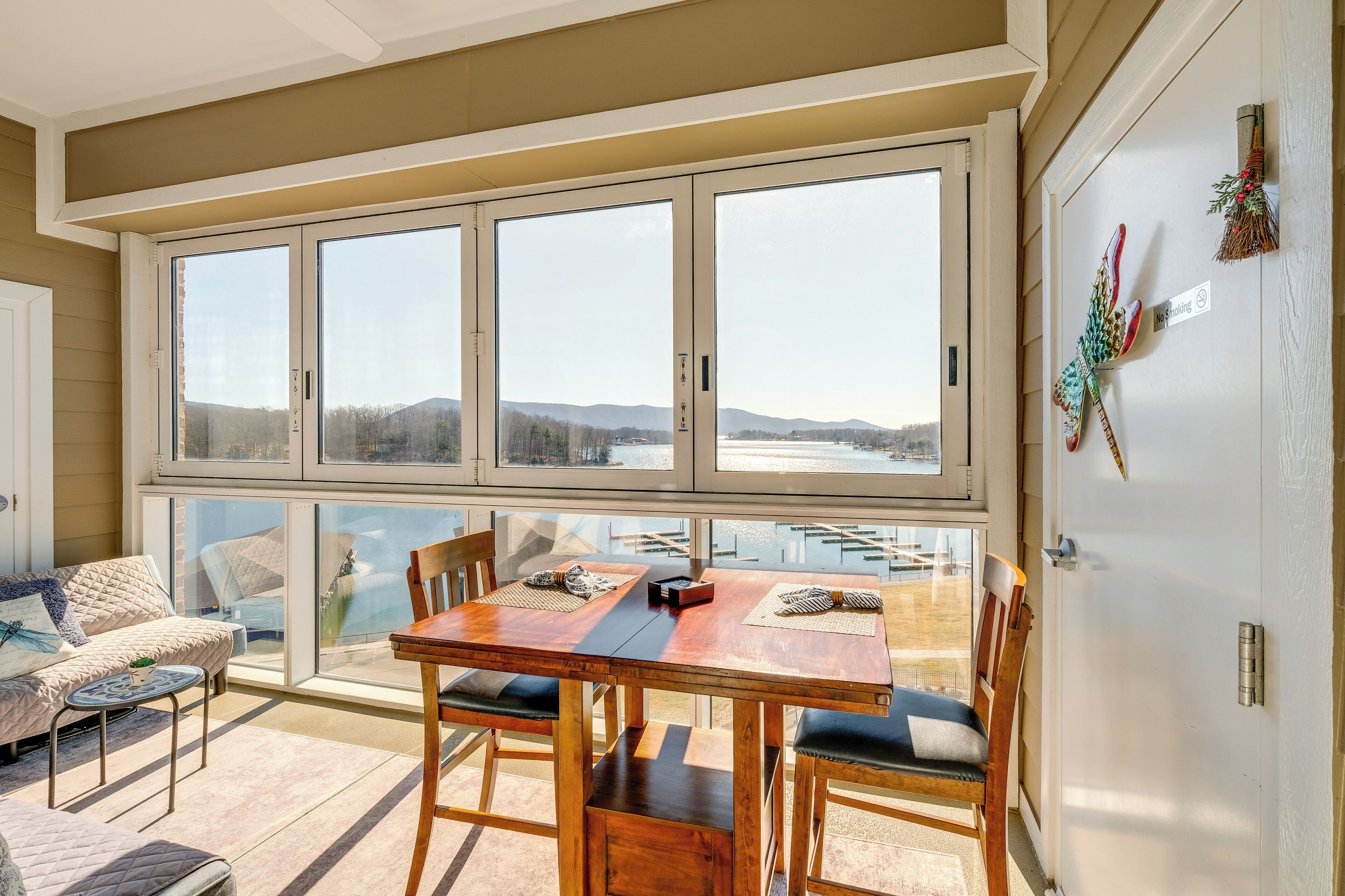 Top-floor Balcony & Serene Views: Huddleston Condo - 史密斯山湖