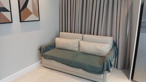 Apartamento Básico | Sala de estar | Smart TV de 32 polegadas com canais digitais, ténis de mesa 