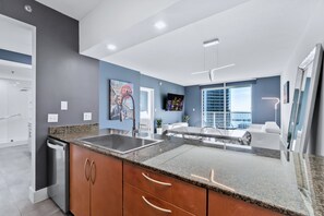 Apartamento de Luxo em Condomínio Fechado, 1 quarto | Cozinha privada | Uma cafeteira/bule, uma torradeira, liquidificador, Rolo de cozinha 