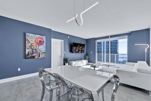 Apartamento de Luxo em Condomínio Fechado, 1 quarto | Refeições no quarto