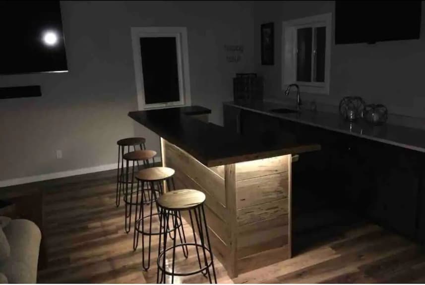 Across The Street From Lambeau! Remodeled 5 Bedroom House With Big Backyard! - 威斯康辛