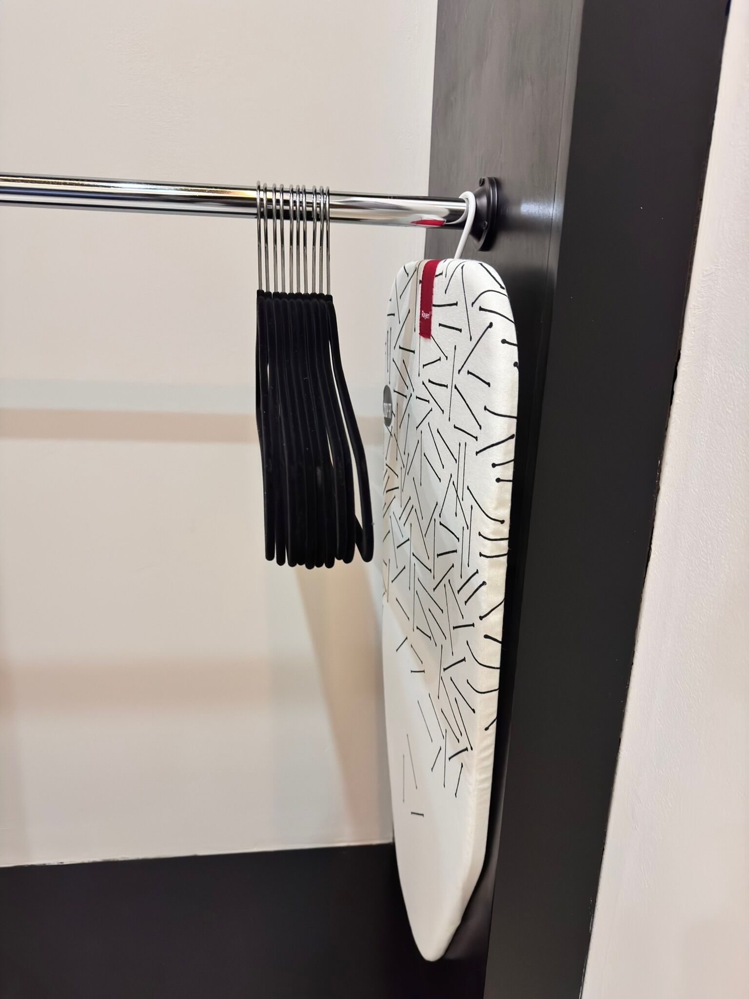 Um porta-toalhas com uma toalha e um objeto decorativo pendurados.