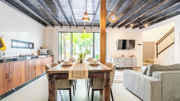 Vila standard, 2 quartos | Sala de estar | TV de tela plana