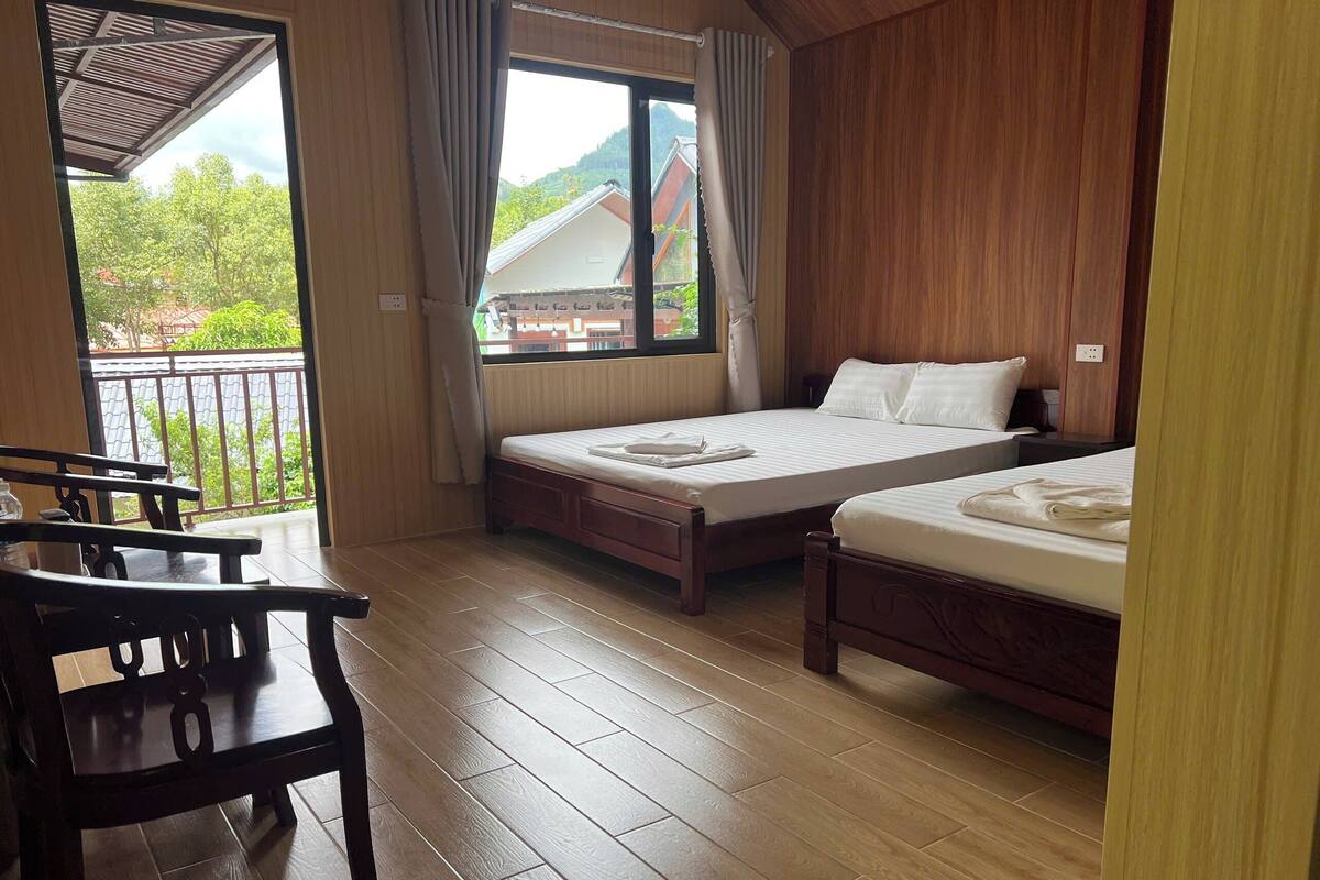 Quarto Triplo Panorâmico, pátio | Roupa de alta qualidade, secretária 