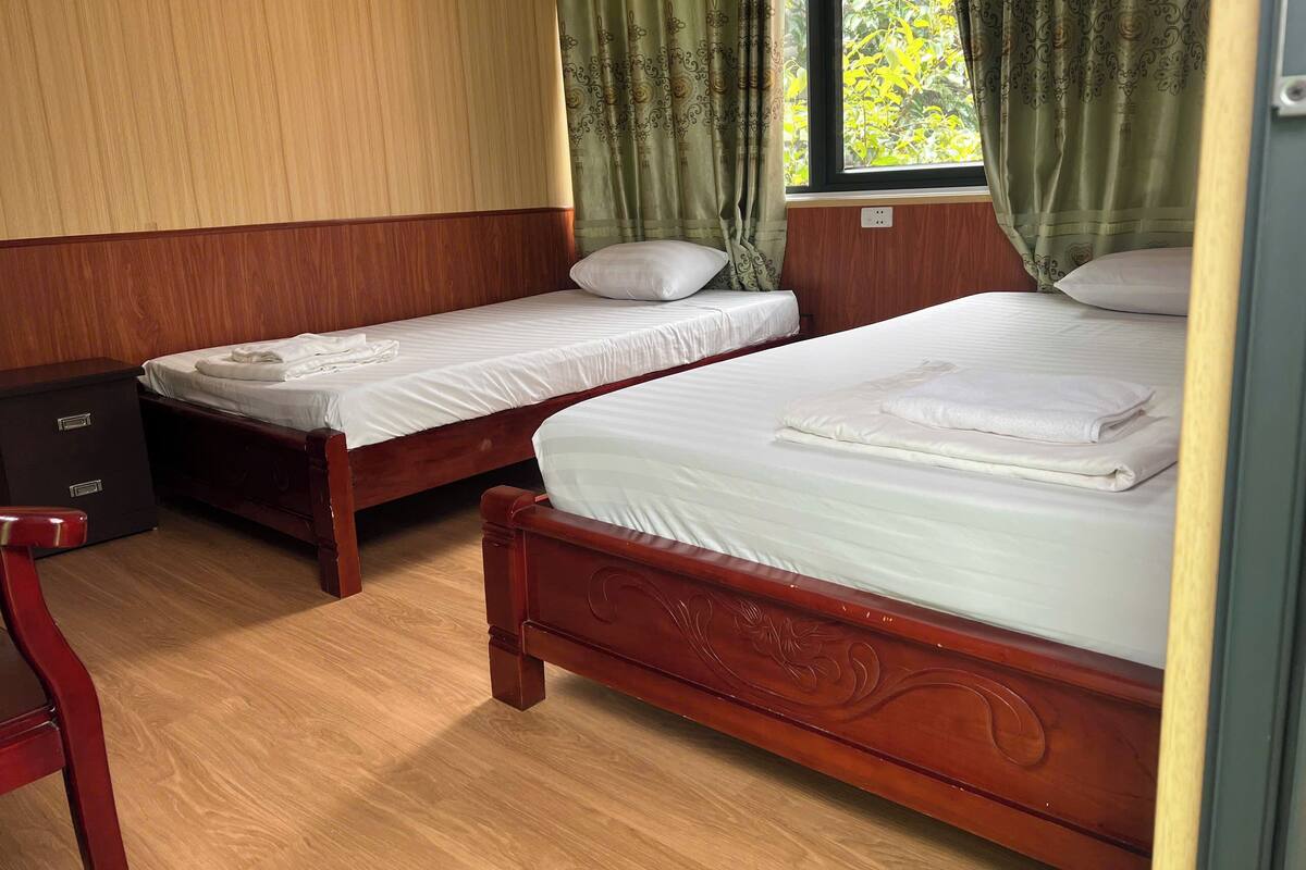 Quarto Duplo ou Twin Básico, vista para o pátio | Roupa de alta qualidade, secretária 