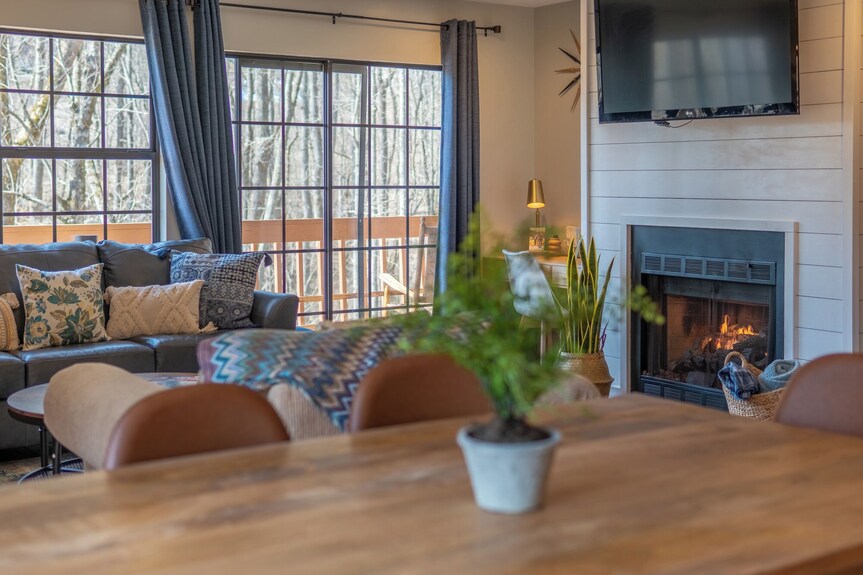 Mountain Creek Escape - 2 Living Rooms, Decks, Fire Pit! - Sylva, NC