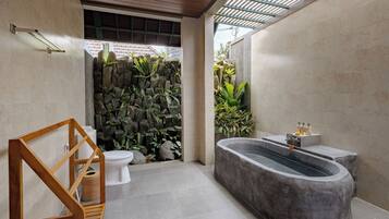 Vila, 2 quartos, vista para a piscina | Banheiro | Banheira e chuveiro separados, secador de cabelo, roupões de banho