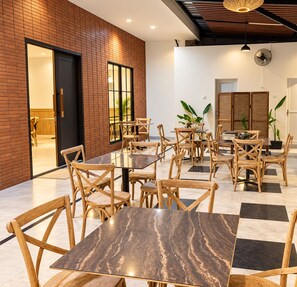 Um interior moderno com parede de tijolos, móveis de madeira e piso xadrez.
