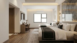 Um quarto moderno com uma cama grande, uma escrivaninha e uma televisão.
