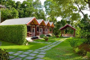 Quarto Triplo, 1 quarto, lanai (alpendre havaiano), vista para o jardim | Roupa hipoalergénica, Wi-fi grátis, roupa de cama fornecida 