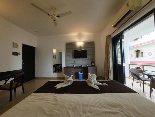 Quarto Clássico com Cama de Casal, vista para a piscina | Secretária, secretária adequada para computadores portáteis