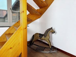 Quarto Duplo Deluxe, 2 camas individuais, não fumadores, vista para o pátio (stairs only) | 1 quarto, cortinas/cortinados opacos, Wi-fi grátis