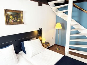Quarto Duplo Comfort, vista para o pátio (stairs only) | 1 quarto, cortinas/cortinados opacos, Wi-fi grátis 