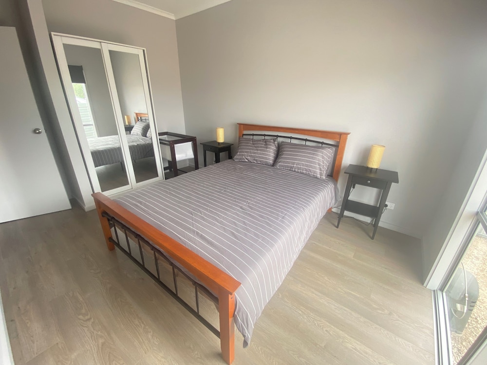 Lofty's Shack - Modern 3 bedroom, Free WiFi!, Off peak special ...