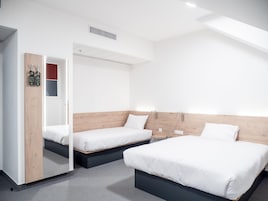 Quarto Triplo Familiar, 1 quarto | Secretária, secretária adequada para computadores portáteis 