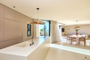 Villa (5 Bedrooms) | Cozinha privada | Um micro-ondas, um forno, uma placa de cozinha, uma torradeira 