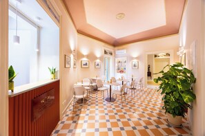 Pequeno-almoço tipo buffet diário incluído 