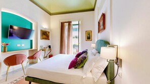 Quarto Duplo Deluxe, varanda, Vista para a cidade | Minibar, cofre no quarto, com mobília individualizada, secretária 