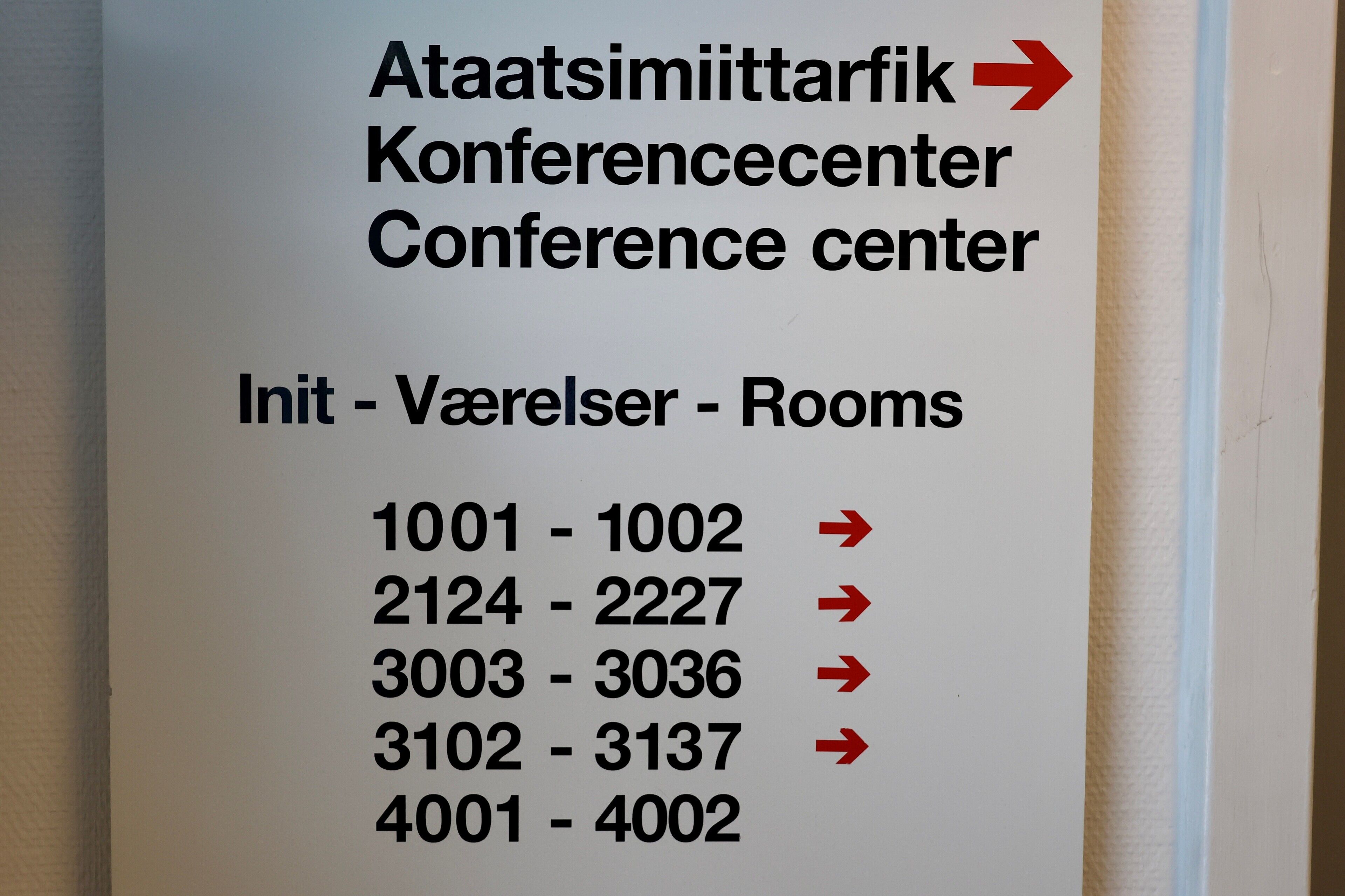 Placa com indicações para o centro de convenções e números de salas.